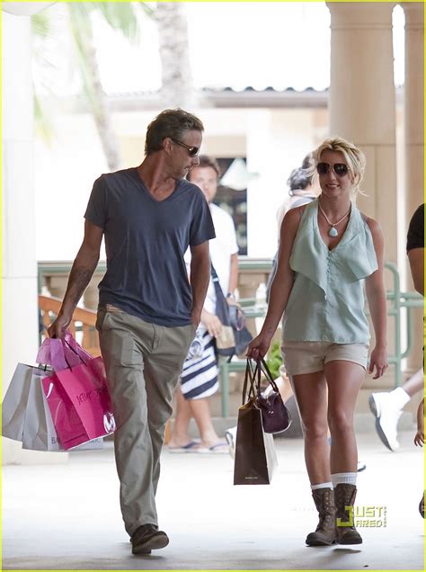 Britney Spears And Jason Trawick Shopping In Hawaii Photo 2475811