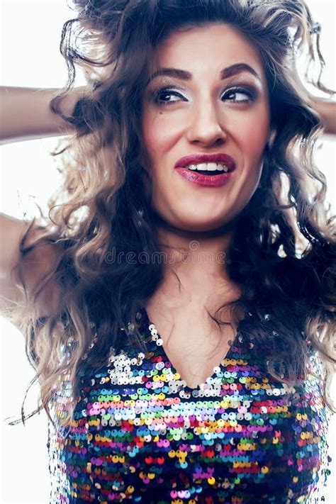 Jovencita Linda Mujer Con Estilo De Moda De Fiesta De Pelo Rizado Posando Emocionalmente Sobre