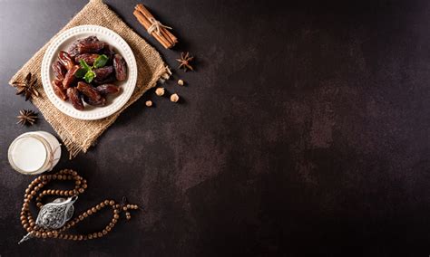 장식 라마단 카림의 테이블 상단 보기 이미지 날짜 과일 알라딘 램프와 어두운 돌 배경에 묵주 구슬 복사 공간이 있는 플랫 레이 0명에 대한 스톡 사진 및 기타 이미지