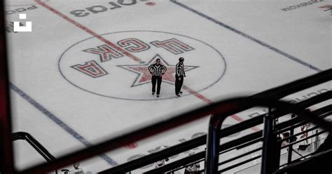 흑백 저지 셔츠를 입은 남자가 흰색과 빨간색 농구 코트에 서 있다 사진 Unsplash의 무료 건물 이미지