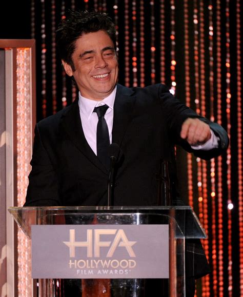 Photo Benicio Del Toro Accepts The Hollywood Supporting Actor Award