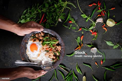 볶은 돼지 고기와 바질을 얹은 밥과 계란 후라이 바질 유명한 전통 태국 음식에 재스민 쌀과 계란 프라이가 제공됩니다 태국 전통