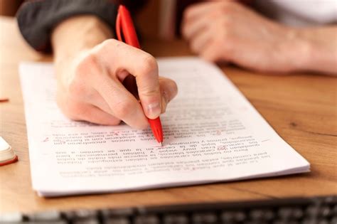 Homem Corrigindo Erros Gramaticais Vista Frontal Foto Grátis