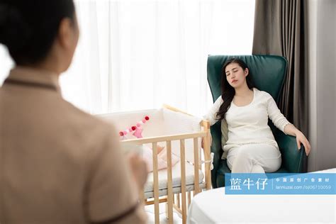月嫂照顾产妇 蓝牛仔影像 中国原创广告影像素材