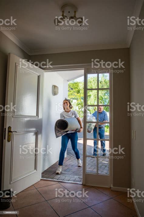새 아파트에 카펫과 베개를 들고 행복한 딸과 자랑스러운 아빠 새 집으로 이사에 대한 스톡 사진 및 기타 이미지 새 집으로 이사 가정 생활 가족 Istock