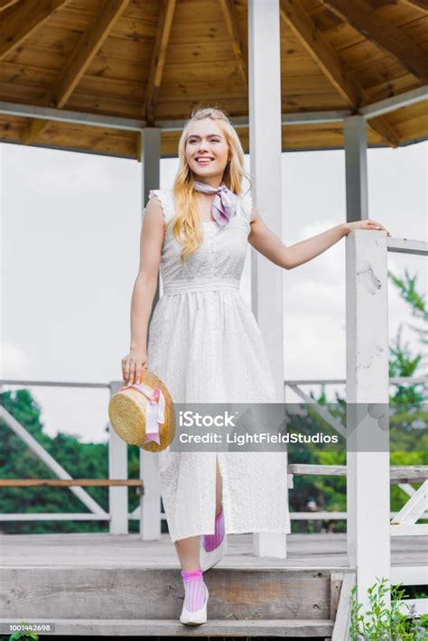 하얀 드레스를 입고 계단에 걷는 행복 한 젊은 여자의 전체 길이 보기 건강한 생활방식에 대한 스톡 사진 및 기타 이미지 건강한 생활방식 걷기 관능 Istock