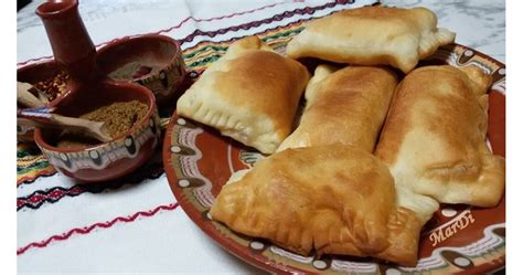 Мекици с яйце и сирене