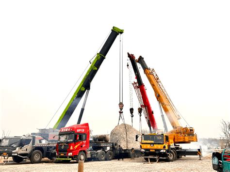 三台大吨位起重机协力，130吨景观石吊装作业圆满完成！建设集团工作相关