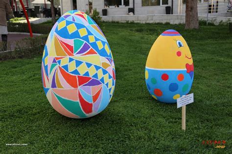 Снимки Девет големи великденски яйца изрисувани от деца и младежи от Елхово ще красят