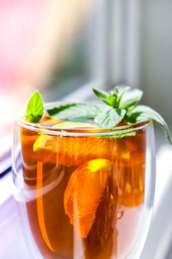 레몬 계피 스틱 민트 잎을 곁들인 블랙과 녹차 뜨거운 음료 건강한 멜리사 차 천연 유기농 아로마 드링크 여름 가을 겨울 따뜻한