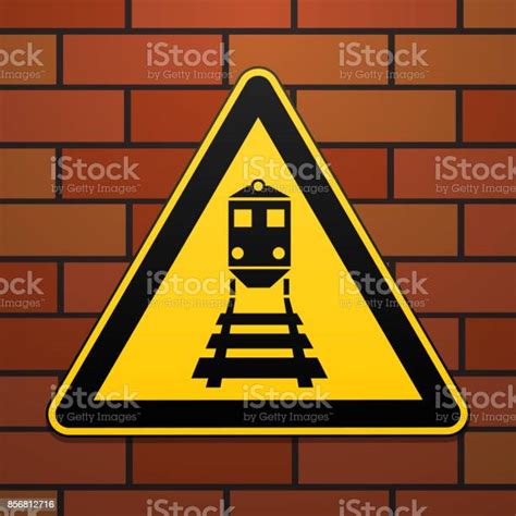 국제 안전 경고 기호입니다 벽돌 벽 바탕에 기호 열차의 조심 하십시오 노란색 삼각형에 검은 이미지 벡터 일러스트입니다 0명에 대한 스톡 벡터 아트 및 기타 이미지 Istock