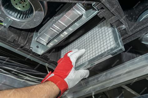 환기 시스템의 필터 교체 가정용 중앙 공조 시스템의 공기 필터 교체 회전식 열교환기의 복열기 필터 교체 프리미엄 사진