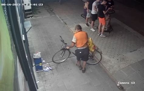 Дръжте крадеца Мъж обира клиенти в магазин в центъра на Враца видео