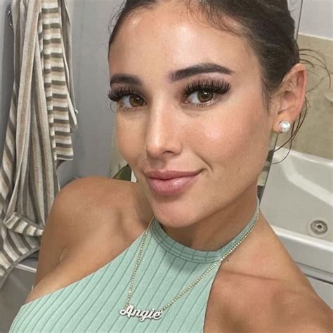 ปักพินโดย John Crosby ใน Angie Varona