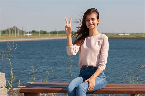 Gadis Ceria Membuat Gerakan Tembakan Senjata Wanita Muda Cantik Dengan