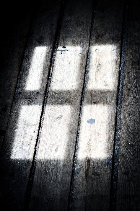 무료 이미지 목재 집 햇빛 바닥 창문 선 색깔 그림자 어둠 검은 조명 인테리어 디자인 대칭 모양 창