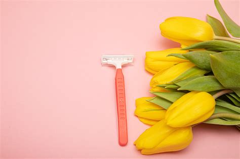 부드러운 분홍색 배경에 일회용 여성 면도기와 노란색 꽃 튤립 머리 여성을 위한 면도 컨셉과 스킨 케어 0명에 대한 스톡 사진 및