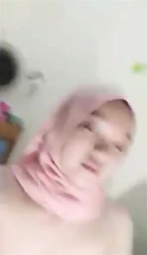 Neng Izza Con Un Jilbab Rosa Posa Yoga A Horcajadas
