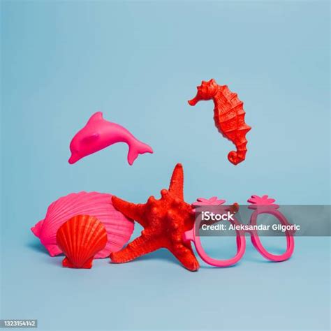 분홍색 돌고래 조개 껍질 파인애플 안경 밝은 파란색 배경에 날아다니는 해마 열대 바다 레저 또는 휴가 준비 창조적 인 여름 휴가 개념 3차원 형태에 대한 스톡 사진 및 기타