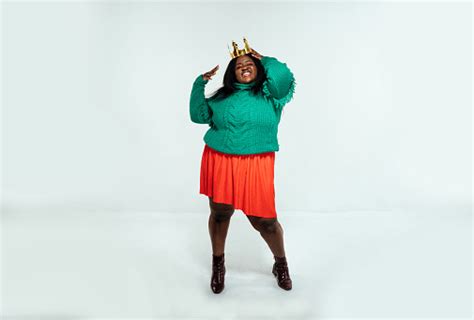 흰색 배경에 캐주얼 옷을 입고 포즈를 취하는 아름다운 여성의 이미지 공연에 대한 스톡 사진 및 기타 이미지 공연 공연자 공주 Istock