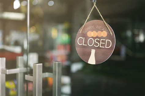반사가있는 상점 쇼룸의 폐쇄 된 간판 닫힘 이라는 단어를 표시하는 기호 발표 개념 폐쇄 또는 사업을 중단하고 상점을 닫으십시오 0명에 대한 스톡 사진 및 기타 이미지