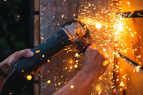 그 라인 더와 남자의 손에 울타리를 구축 하 고 있다 앵글 그 라인 더에서 불꽃 건설 산업에 대한 스톡 사진 및 기타 이미지 건설 산업 건축하기 공사장 인부 Istock