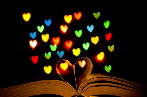 Обои на рабочий стол Из раскрытой книги, где средние листы образуют ...