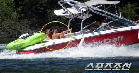 호날두 미모 여친과 휴가 포착…샤크 절개 수영복 아찔 몸매