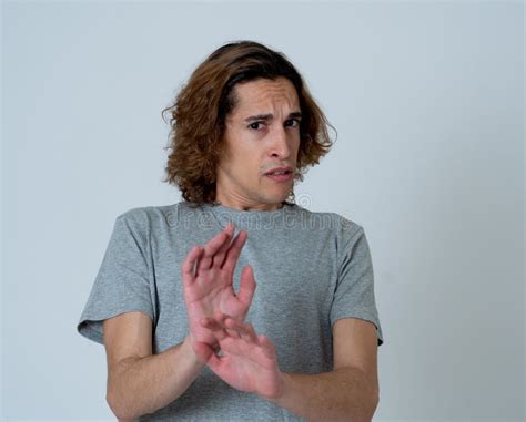 Портрет молодого человека смотря вспугнутый и сотрясенный R Стоковое Фото изображение