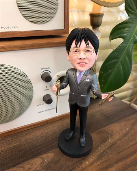 신현리보석공방 주문제작 은퇴하시는 화학과 교수님을 위해 제자들이 준비하는 선물을 의뢰해주셔서 만들어드렸어요 교수님이 실험실에서 자주 사용하시는 유리 시험관과 피펫을