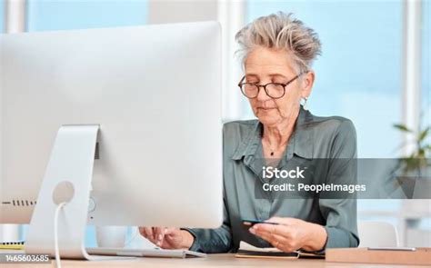 비즈니스 여성 신용 카드 및 컴퓨터 은행 업무 온라인 쇼핑 및 사무실에서 인터넷으로 청구서 지불 고위 여성 전자 상거래 및 그녀의 직장 및 웹 앱에서 책상에서 Pc로 돈을