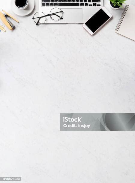 비즈니스 금융 디자인 컨셉 스마트 폰 실물 모형 신용 카드 동전 노트북 플랫 레이 복사 공간을 가진 대리석 백색 사무실 테이블 책상 평면도 컴퓨터에 대한 스톡 사진 및 기타