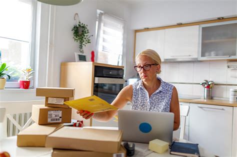 중소 기업 소유자 상자에 제품을 포장하고 배달을 위해 준비 45 49세에 대한 스톡 사진 및 기타 이미지 45 49세 격리 금발 머리 Istock