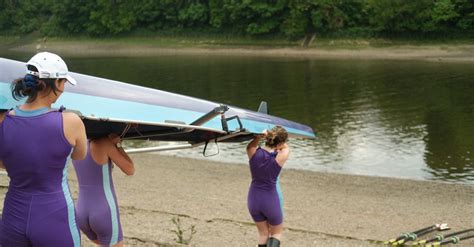 강 강둑 건강한 생활 걷기 경쟁 그룹 활동 낮 노 노를 젓는 단체 스포츠 동기화 됨 레저 레크리에이션 모험 물 보라색 보트 타는 삼림지대 숲