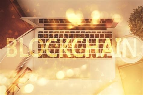 바탕 화면 배경의 컴퓨터를 통한 블록체인 테마 홀로그램 그림 상위 뷰 이중 노출 프리미엄 사진