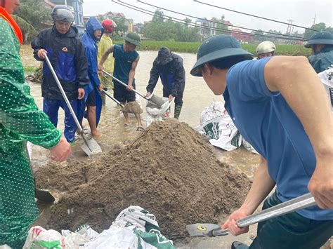 Thach That Commune Relocates People From Flooded Areas And Reinforces