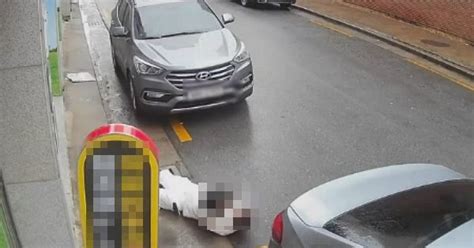 아이 안고 걷던 엄마 깨진 하수구 속으로 쑥24바늘 꿰맸다