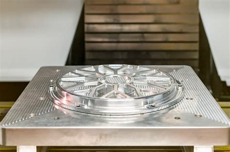 금형 다이 또는 가공 자동 부분에서에서 제품 제조 높은 정밀도와 품질 Cnc 머시닝 센터 재질 강철로 만든 기계의 작업 테이블 설정 정확성에 대한 스톡 사진 및 기타 이미지