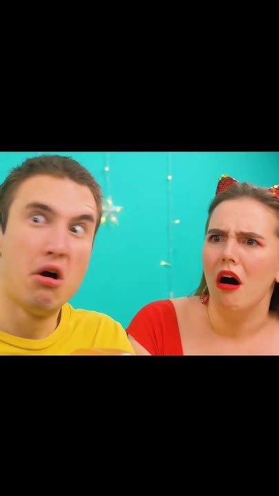 소녀가 햄버거를 목에 밀어 넣었다 Youtube