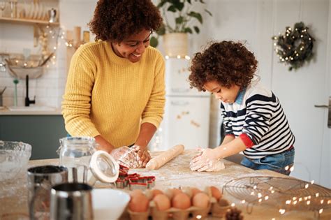 귀여운 유아 아들과 함께 부엌에서 쿠키를 만드는 어머니 2 3 살에 대한 스톡 사진 및 기타 이미지 2 3 살 2명 30 34세 Istock