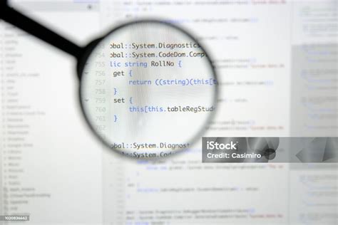 진짜 C 코드 화면을 개발입니다 프로그래밍 워크플로 추상 알고리즘 개념입니다 확대경 렌즈 아래 표시는 C 코드의 라인 데이터에 대한 스톡 사진 및 기타 이미지 Istock