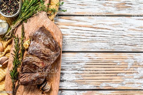 조미료와 향신료가 있는 도마에 구운 측면 스테이크 흰색 배경입니다 맨 위 보기입니다 복사 공간 0명에 대한 스톡 사진 및 기타 이미지 Istock