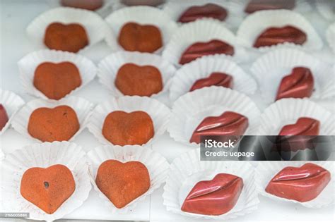 발렌타인 데이 초콜릿 과자 및 베이커리 유리 발렌타인 데이를 위해 입술과 하트 모양의 수제 개별 트뤼플 전시 0명에 대한 스톡 사진 및 기타 이미지 Istock