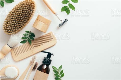 흰색 배경에 녹색 잎이있는 친환경 Spa 욕실 액세서리 및 화장품 세트 지속 가능한 라이프 스타일 플라스틱 무료 개념 플랫 레이 상단 보기 면도기에 대한 스톡 사진 및 기타