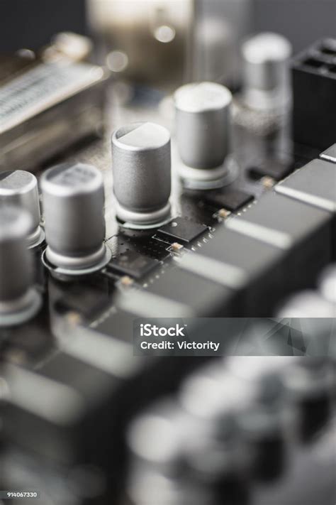 커패시터 닫습니다 컴퓨터 마더보드 배경입니다 인쇄 회로 보드입니다 0명에 대한 스톡 사진 및 기타 이미지 0명 Cpu 개념 Istock