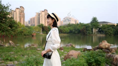 草地上逆光的少女背影回眸女生美女女孩子女图片 包图网企业站