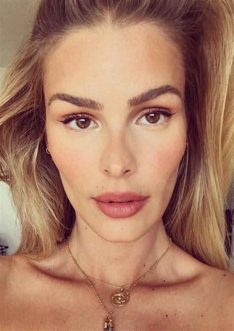 Yasmin Brunet Exibe Pele Dos Sonhos Em Publica O Celebridades Vogue