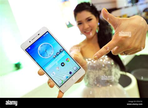Oppo Model Hi Res Stock Photography And Images Alamy