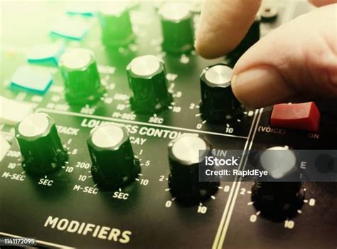 Panel Kontrol Synthesizer Analog Dengan Penyesuaian Pembuatan Tangan Foto Stok Unduh Gambar