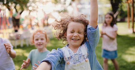 여름에 정원에 야외에 서서 놀고 있는 어린 아이들 축하 개념입니다 사진 Unsplash의 거품 이미지